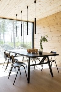 Hirsiseinän käsittely: kuultavat sisäsävyt - Honka