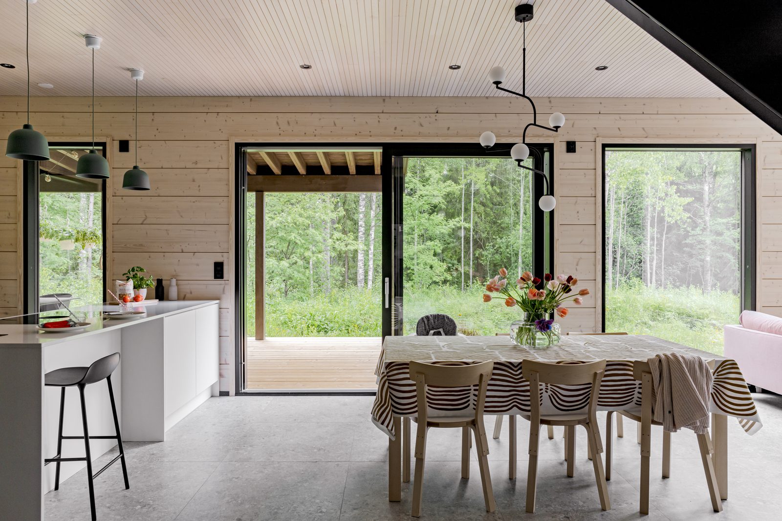 Lapsiperheen uniikki, moderni hirsitalo – täällä asuvat Sara, Lauri ja ...