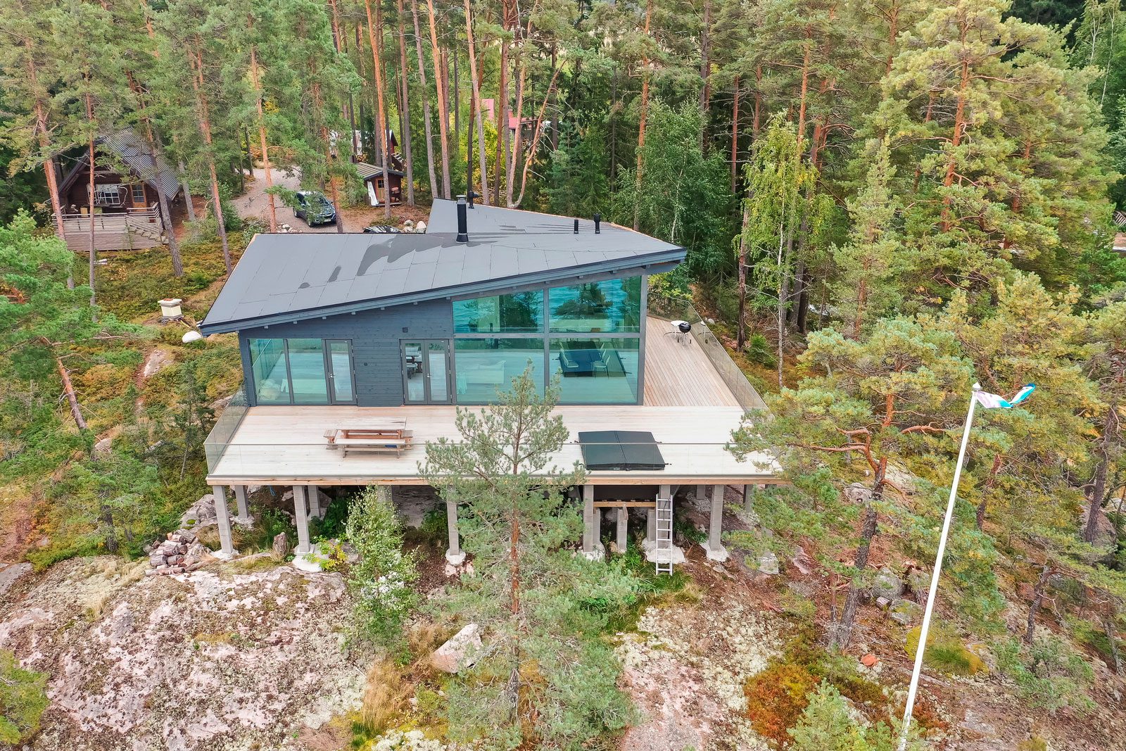 Moderni vapaa-ajan huvila sulautuu maisemaan - täällä viihtyy Teemu ...